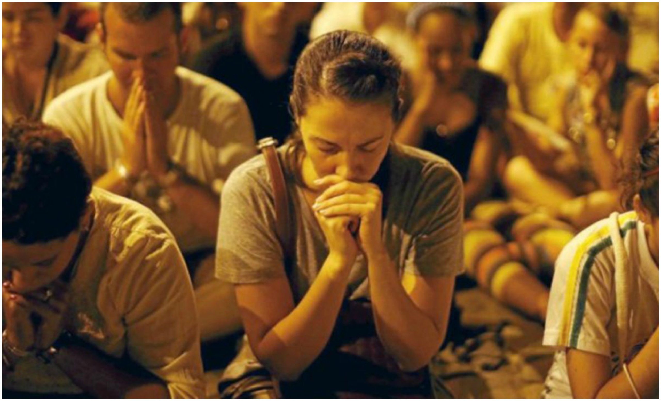 gente-rezando – BIBLE – ADVENTURE